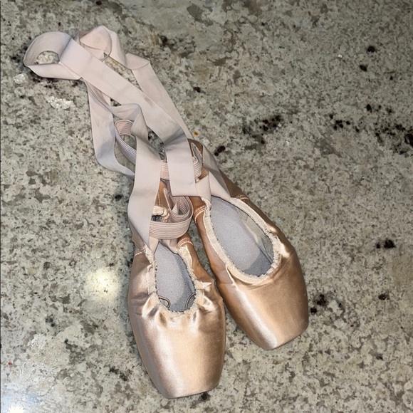Bloch | Shoes | Bloch Ballet Pointe Shoe | Poshmark